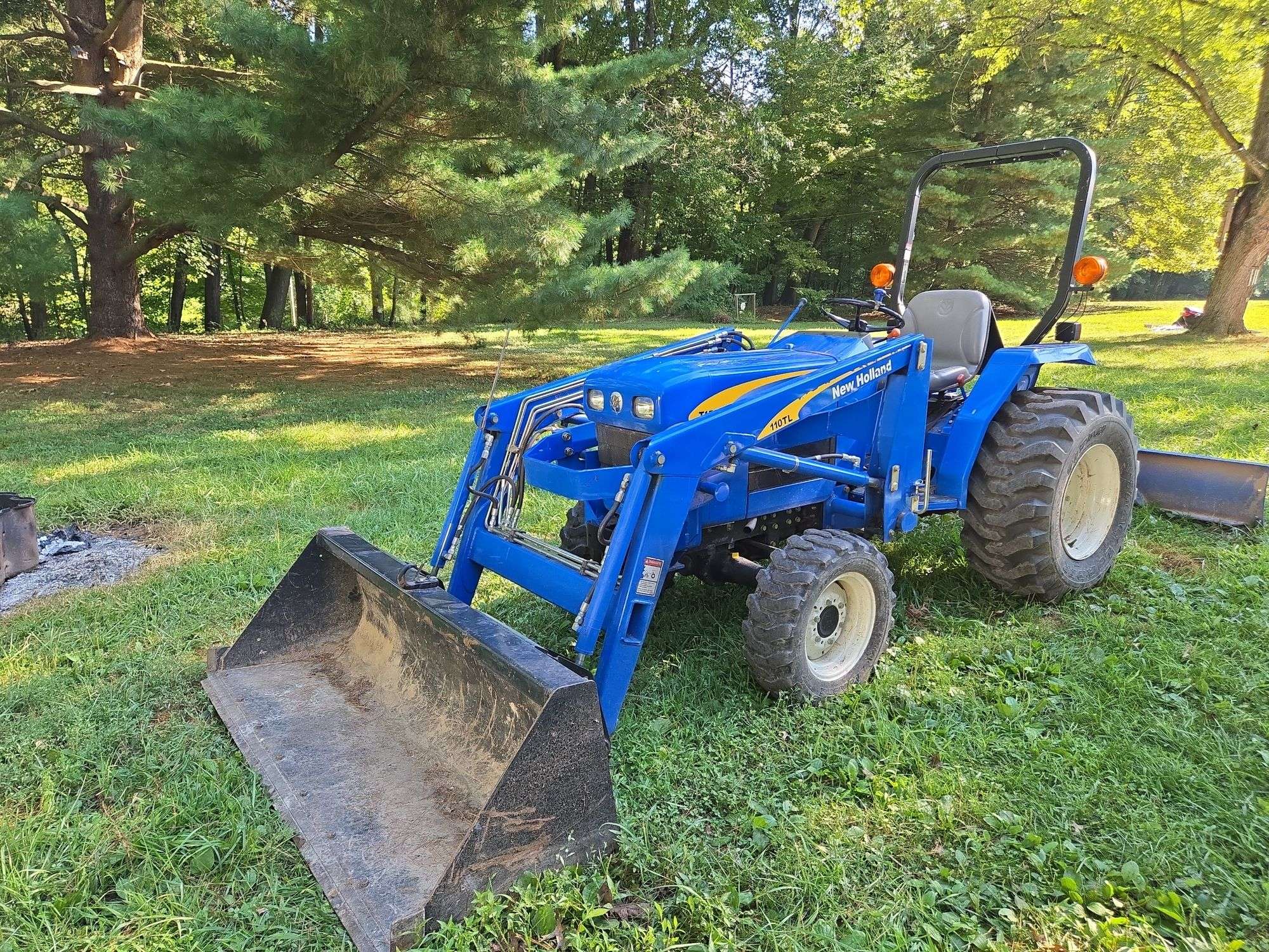 New Holland T1520 w/ 69" 110TL loader- rear hydraulics- 4WD- showing ...