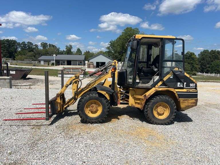 Cat 902 Wheel Loader, cab with heat, spear attachment not included ...