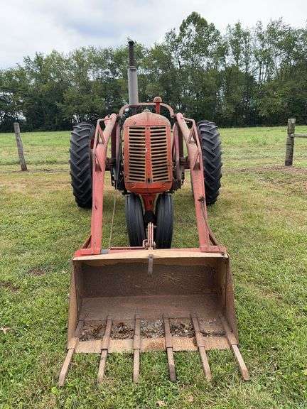 Co-op Tractor w/ loader. Runs - Kaufman Realty & Auctions