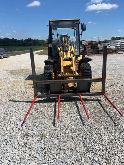 Cat 902 Wheel Loader, cab with heat, spear attachment not included ...