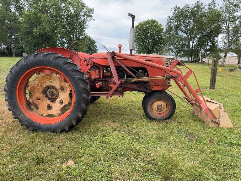 Co-op Tractor w/ loader. Runs - Kaufman Realty & Auctions