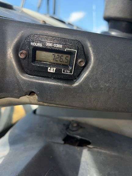 Cat 902 Wheel Loader, cab with heat, spear attachment not included ...