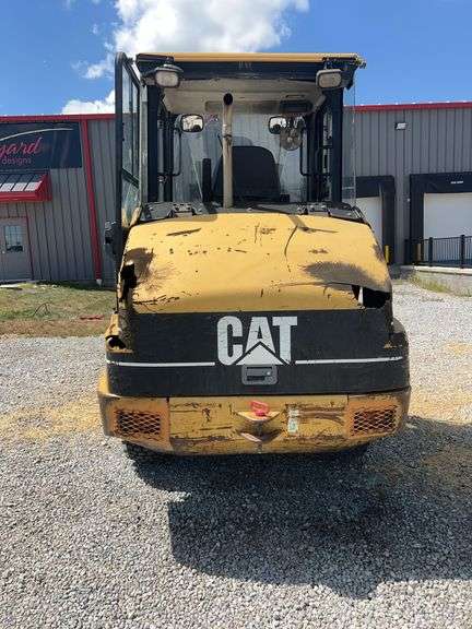 Cat 902 Wheel Loader, cab with heat, spear attachment not included ...