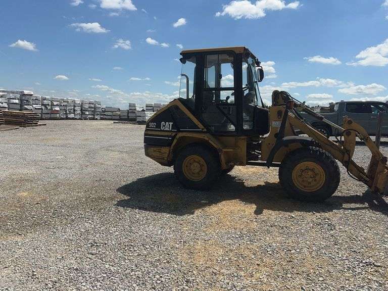 Cat 902 Wheel Loader, cab with heat, spear attachment not included ...