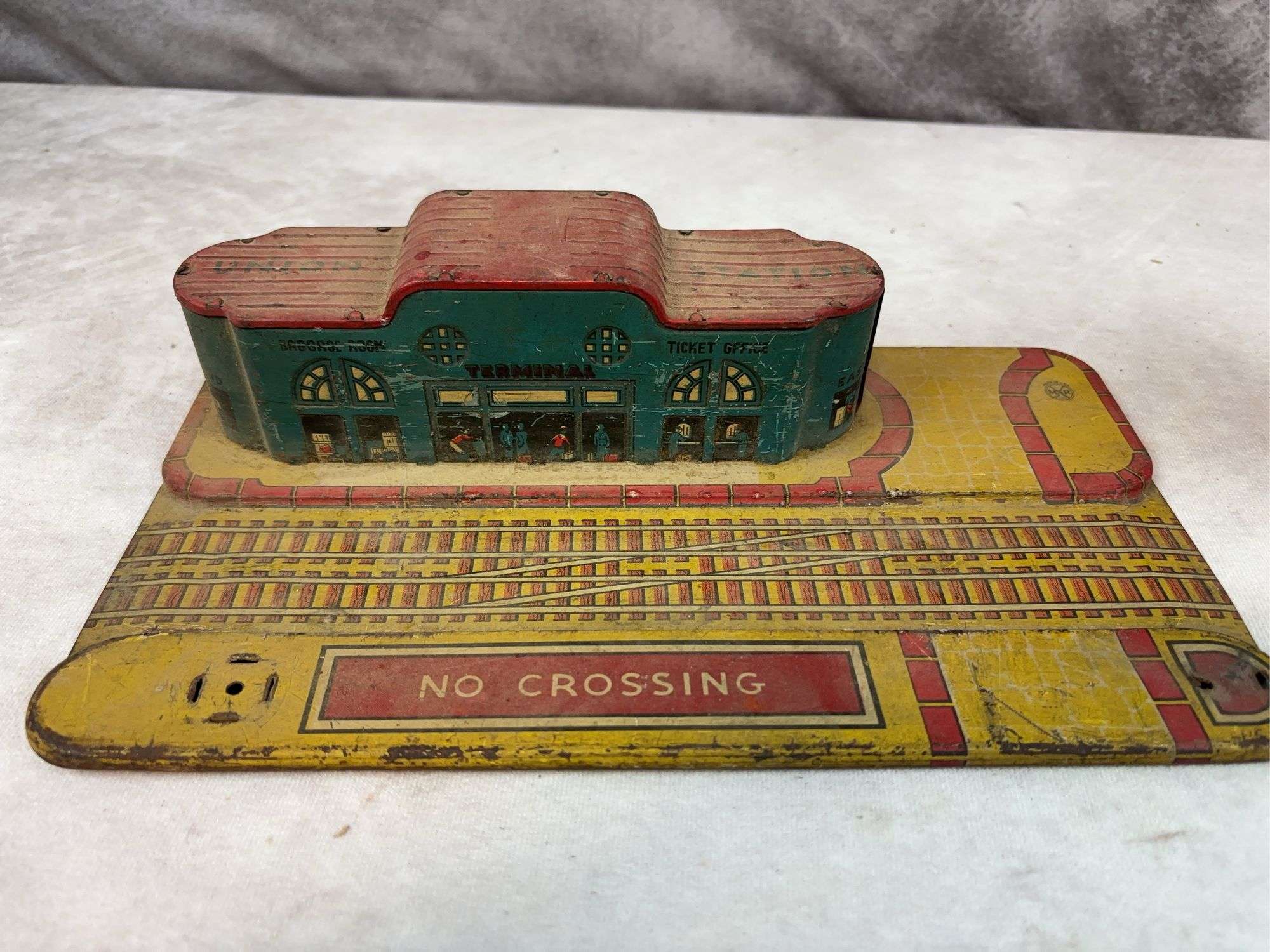 Marx Tin Litho Union Station Train Depot & Lionel Railroad Crossing ...