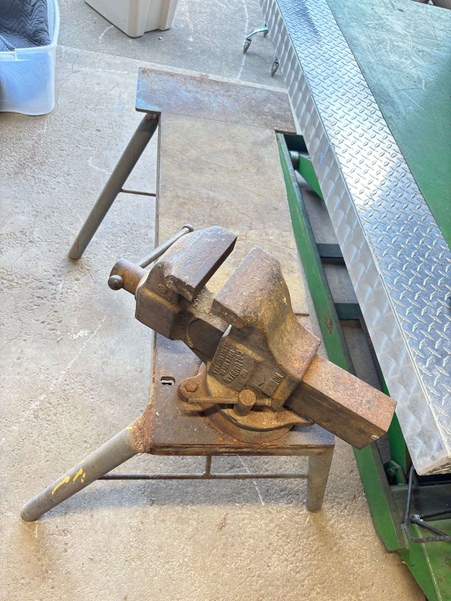 Heavy Duty Metal Shop Vise/ Stand - Kaufman Realty & Auctions