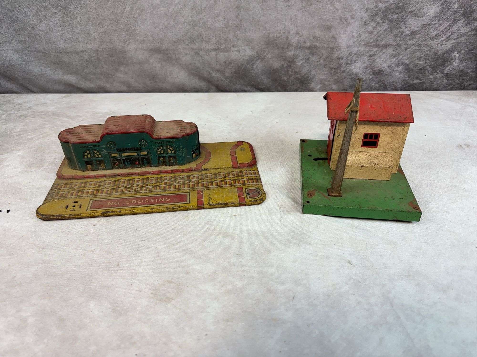 Marx Tin Litho Union Station Train Depot & Lionel Railroad Crossing ...