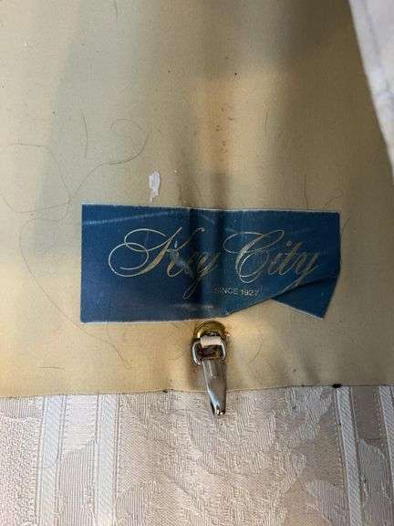 Key City White Decorative Sofa - Kaufman Realty & Auctions