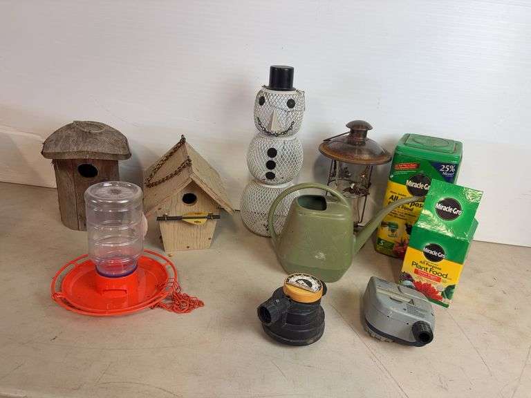 Miscellaneous outdoor items - bird feeders, watering can, Miracle-Gro ...
